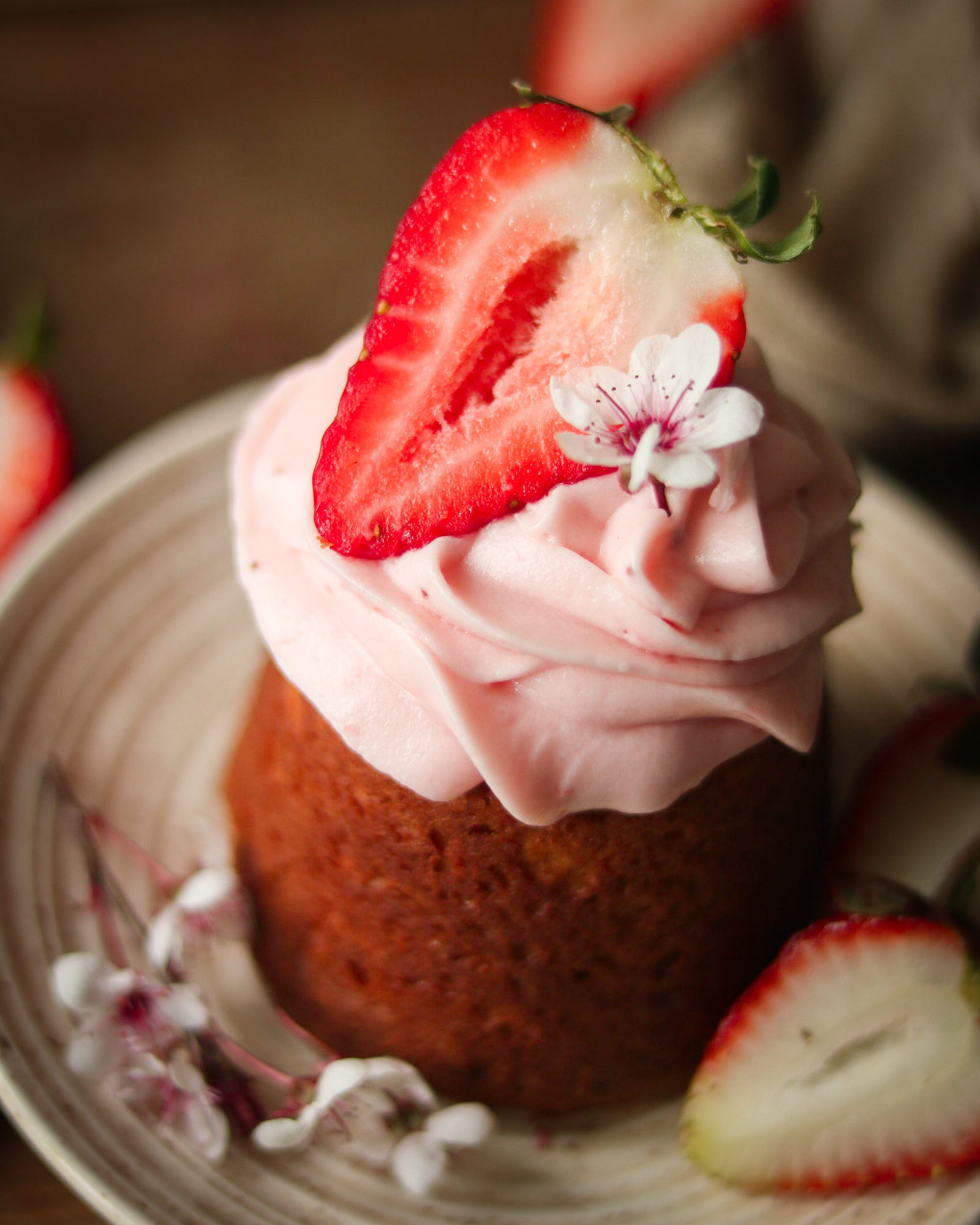 Vanilla Mini Cakes with Fresh Strawberry Buttercream – Peaches 2 Peaches