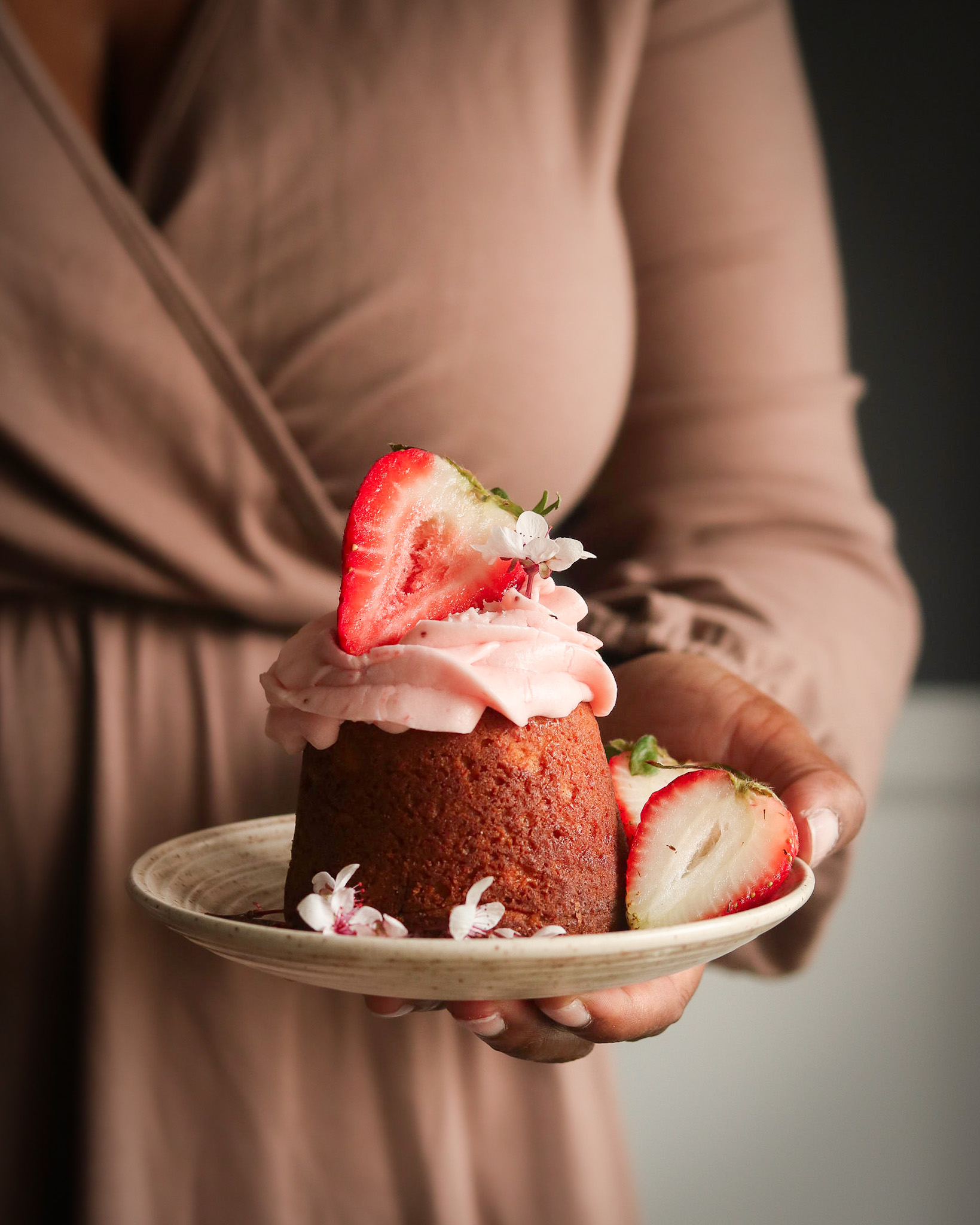 Vanilla Mini Cakes with Fresh Strawberry Buttercream – Peaches 2 Peaches